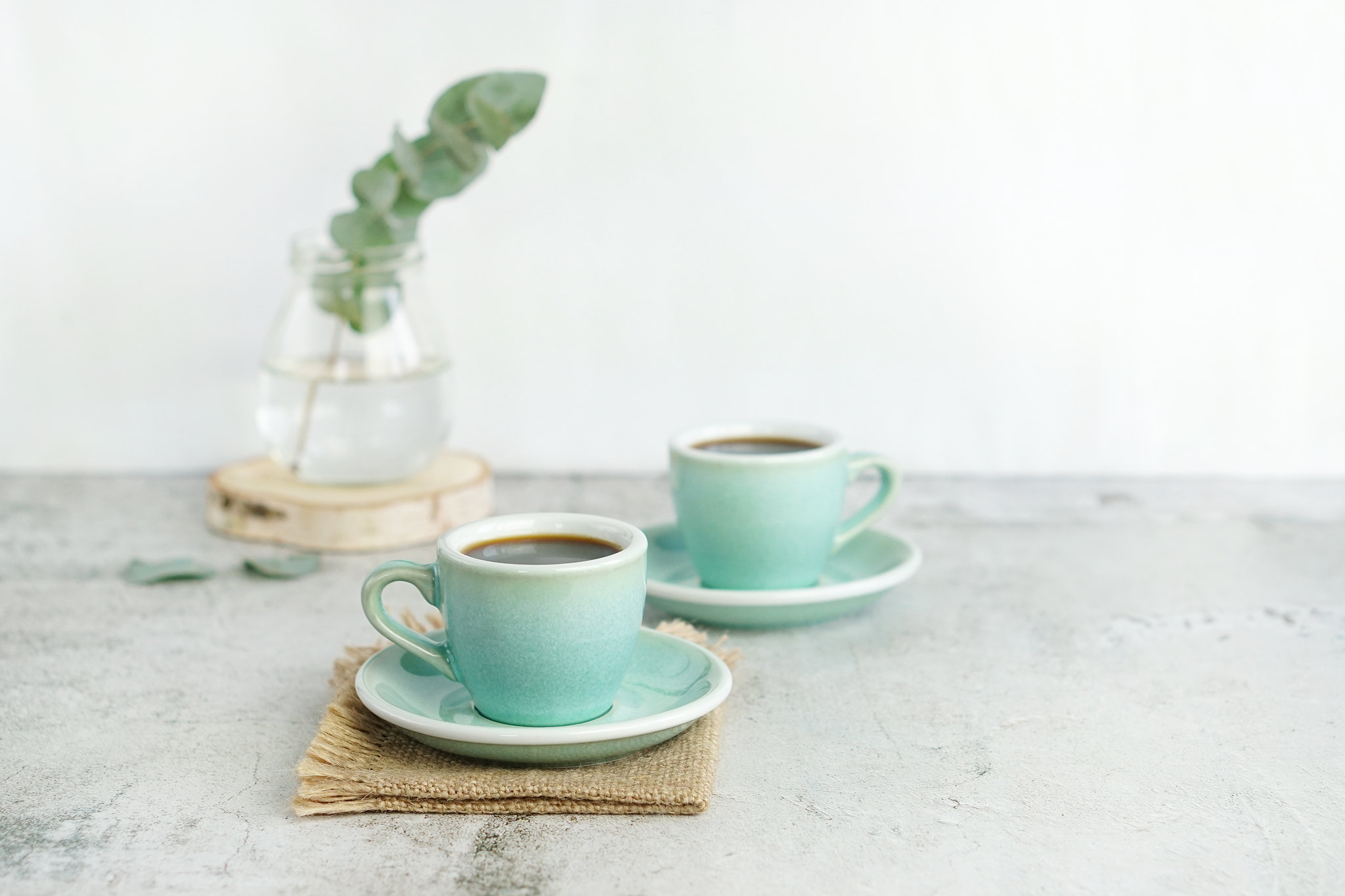 Tea vs. coffee – which one do we love more and why? - Blog Coffeedesk.pl